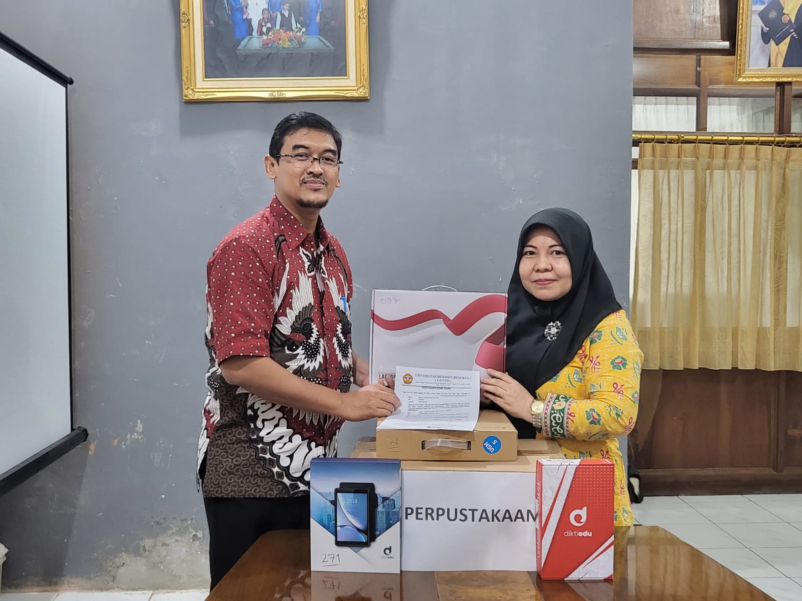 Serah Terima Laptop dan Tablet Hibah dari Direktorat Jendral Pendidikan Tinggi, Riset dan ...